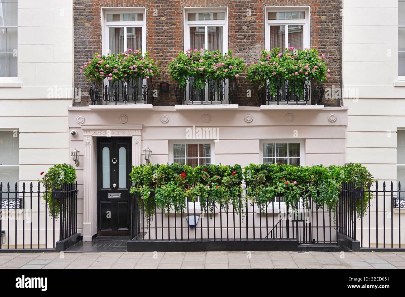 Elegant old London townhouse with planters on iron railing Stock Photo ...