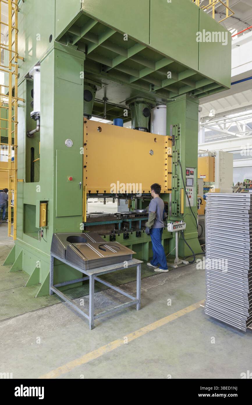 Machine press molds during the manufacture of parts Stock Photo - Alamy