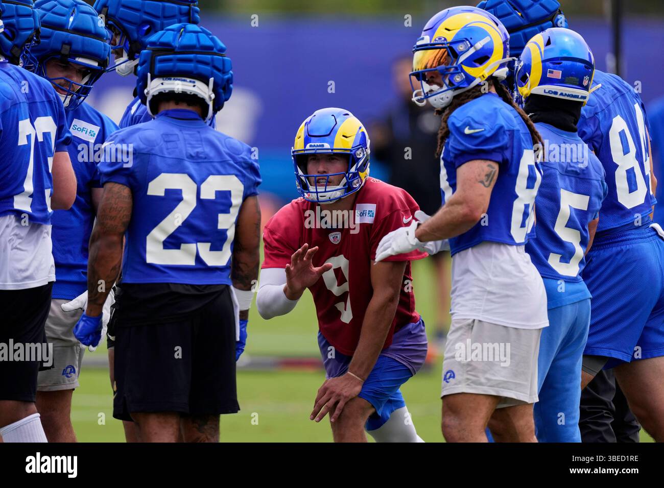 Los Angeles Rams quarterback Matthew Stafford, center, talks to ...