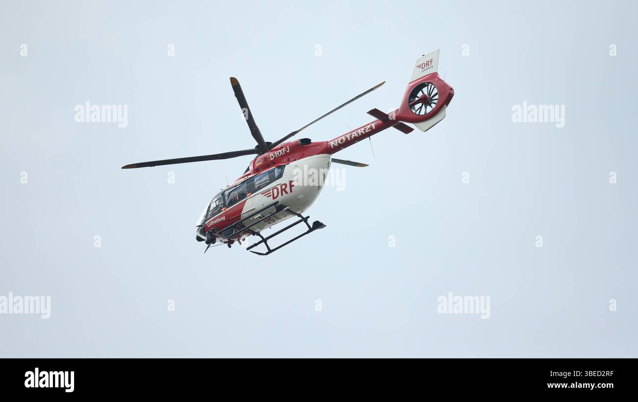 Ein Hubschrauber der DRF Luftrettung fliegt über den Stadtteil Hoheluft in Richtung UKE ...