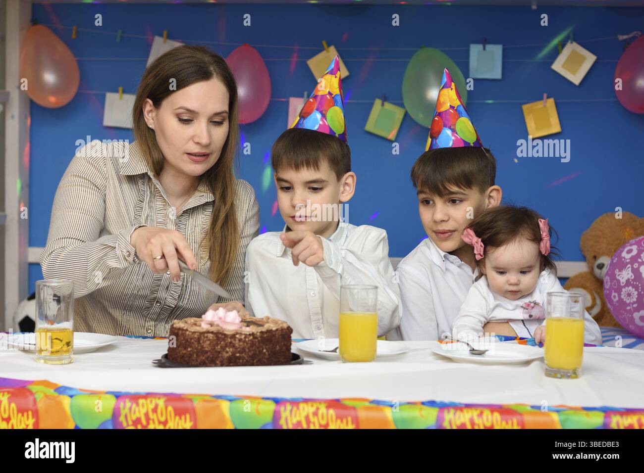 Mom cuts hi-res stock photography and images - Alamy