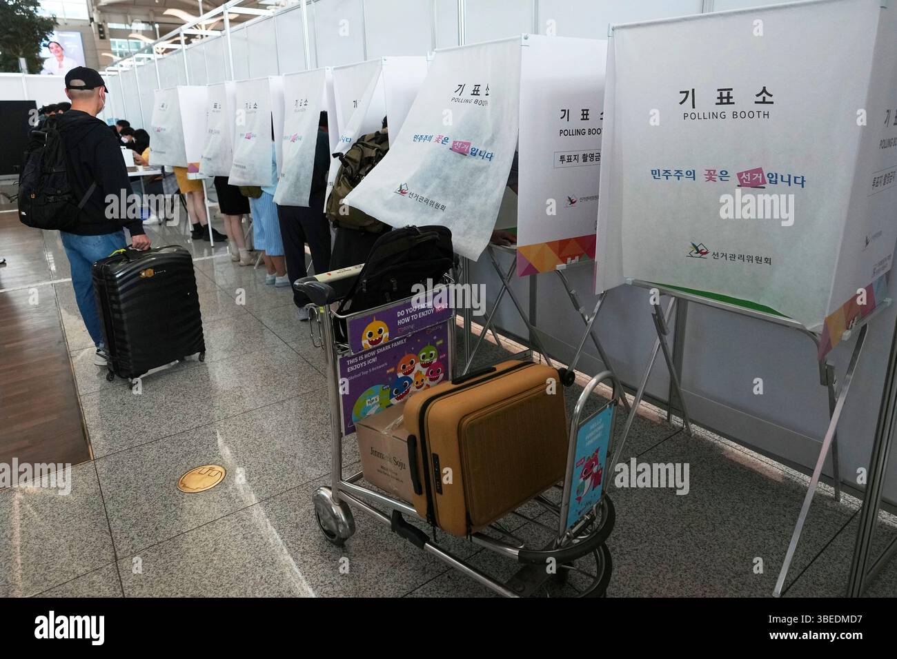 Voters cast their early votes for the June 3 presidential election at a ...