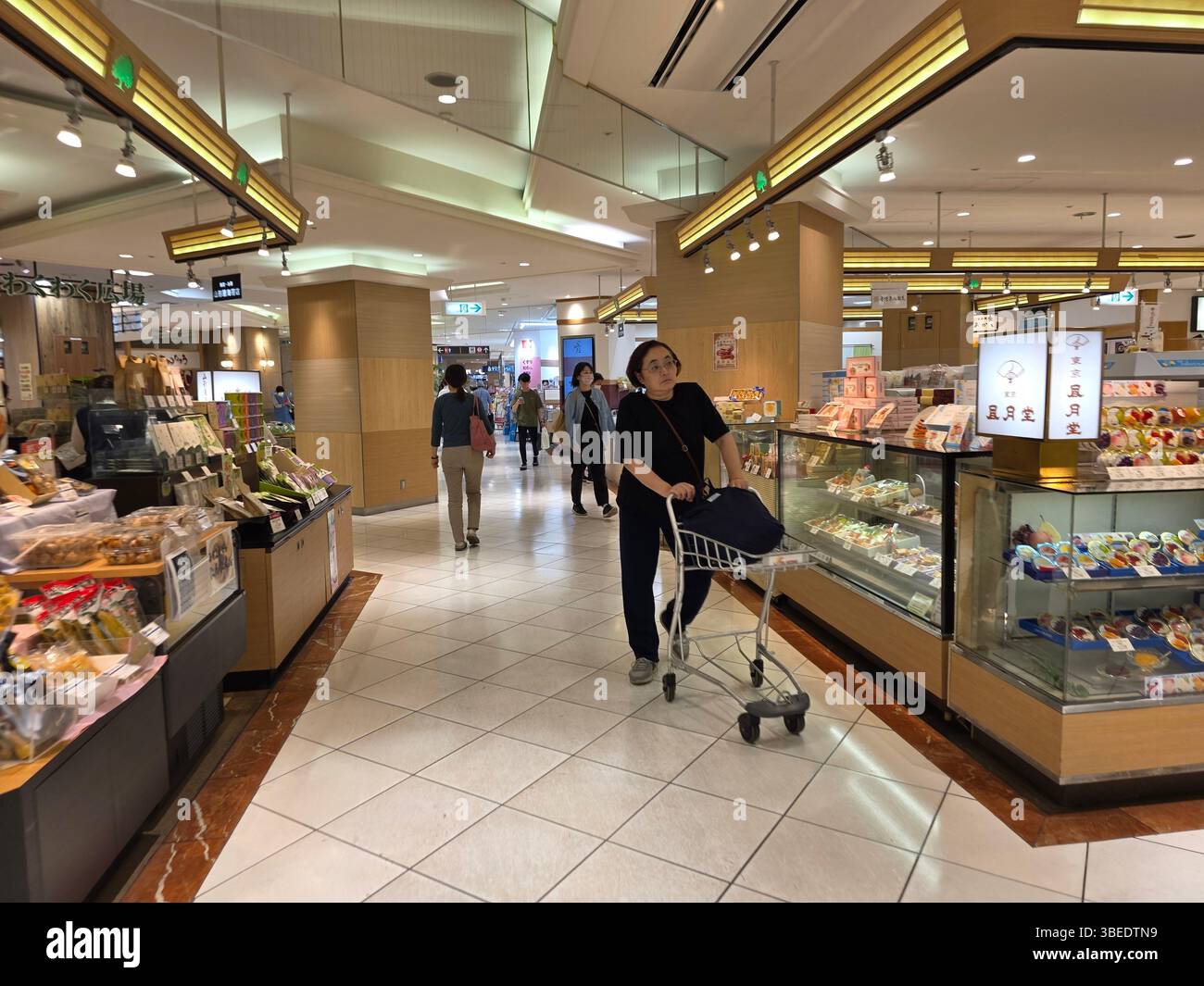 Inside of Elm Shopping Mall Area Food Stock Photo - Alamy