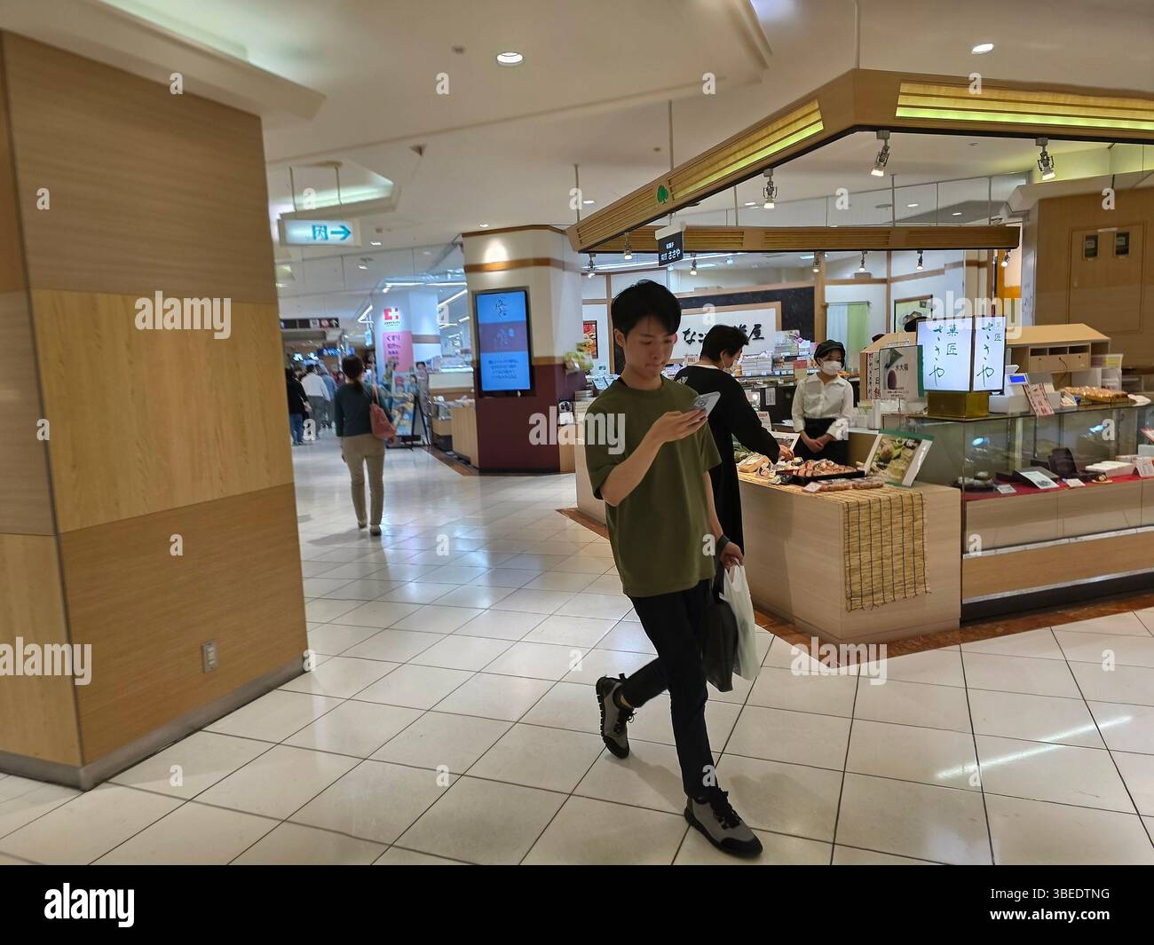 Open air food court plaza hi-res stock photography and images - Alamy