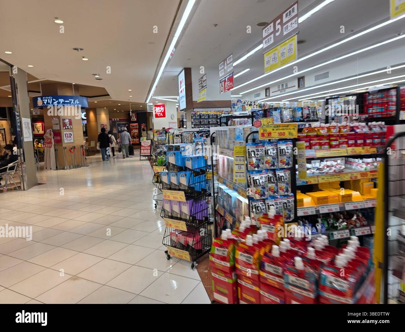 Food court shops inside hi-res stock photography and images - Alamy