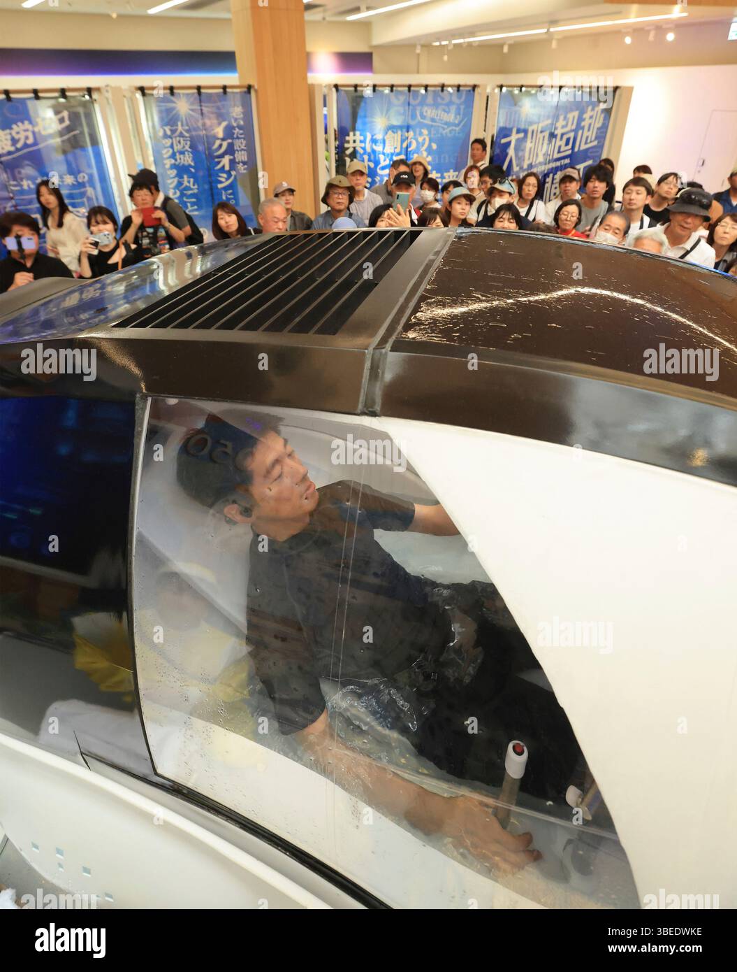 The Yomiuri Shimbun staff writer tries "Human Washer in the Future" at ...