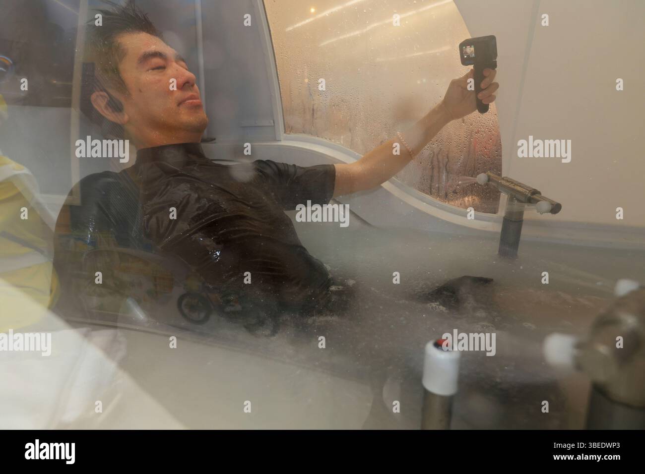 The Yomiuri Shimbun staff writer tries "Human Washer in the Future" at ...