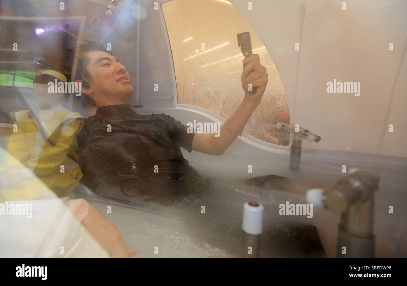 The Yomiuri Shimbun staff writer tries "Human Washer in the Future" at ...