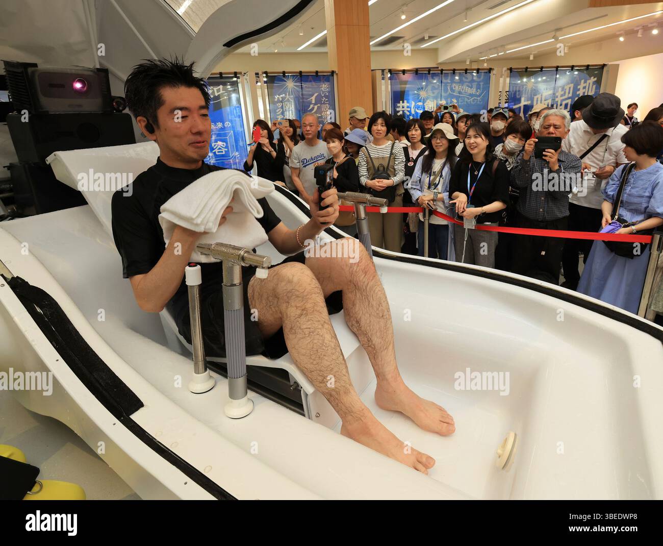 The Yomiuri Shimbun staff writer tries "Human Washer in the Future" at ...