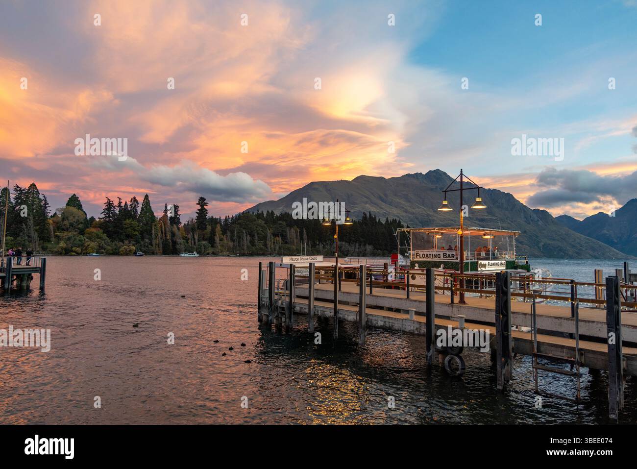 Queenstown town centre, Otago, South Island, New Zealand, Peskys ...