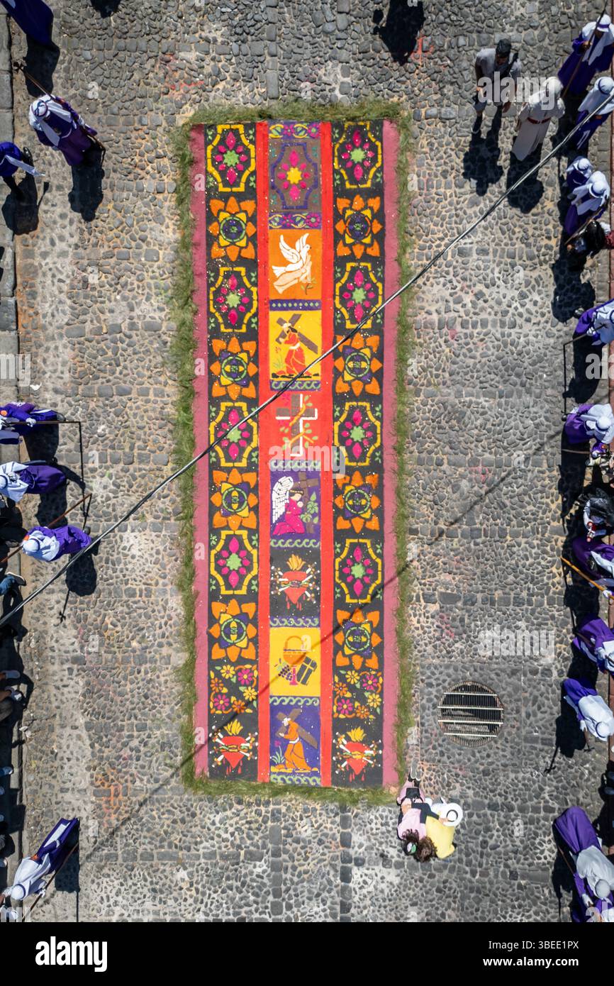 Semana Santa en la Antigua Guatemala y sus alfombras coloridas Holy ...