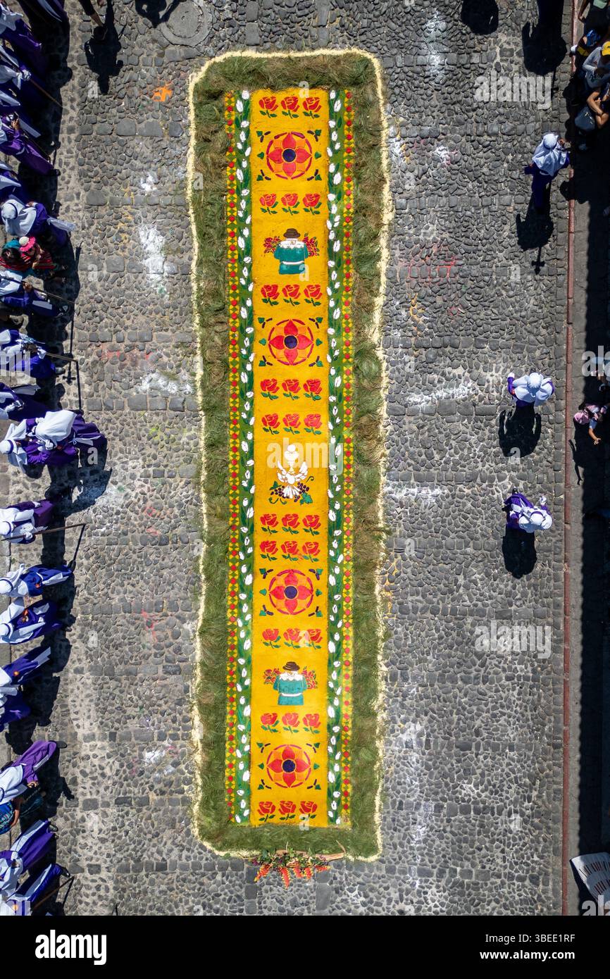 Semana Santa en la Antigua Guatemala y sus alfombras coloridas Holy ...