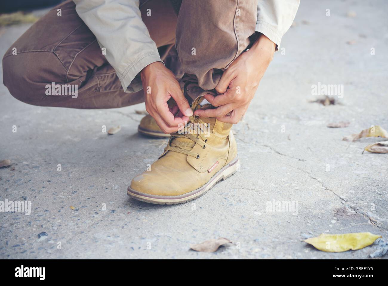 Kneel down hi-res stock photography and images - Alamy