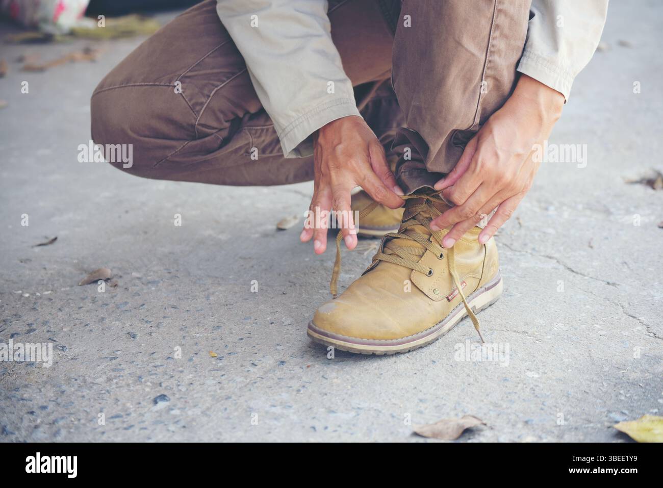 Kneel down hi-res stock photography and images - Alamy