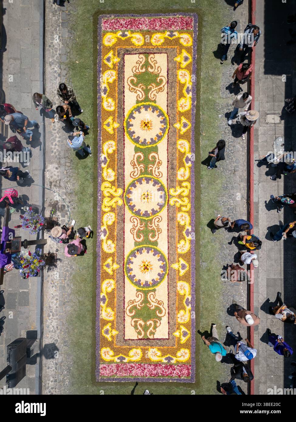 Semana Santa en la Antigua Guatemala y sus alfombras coloridas Holy ...