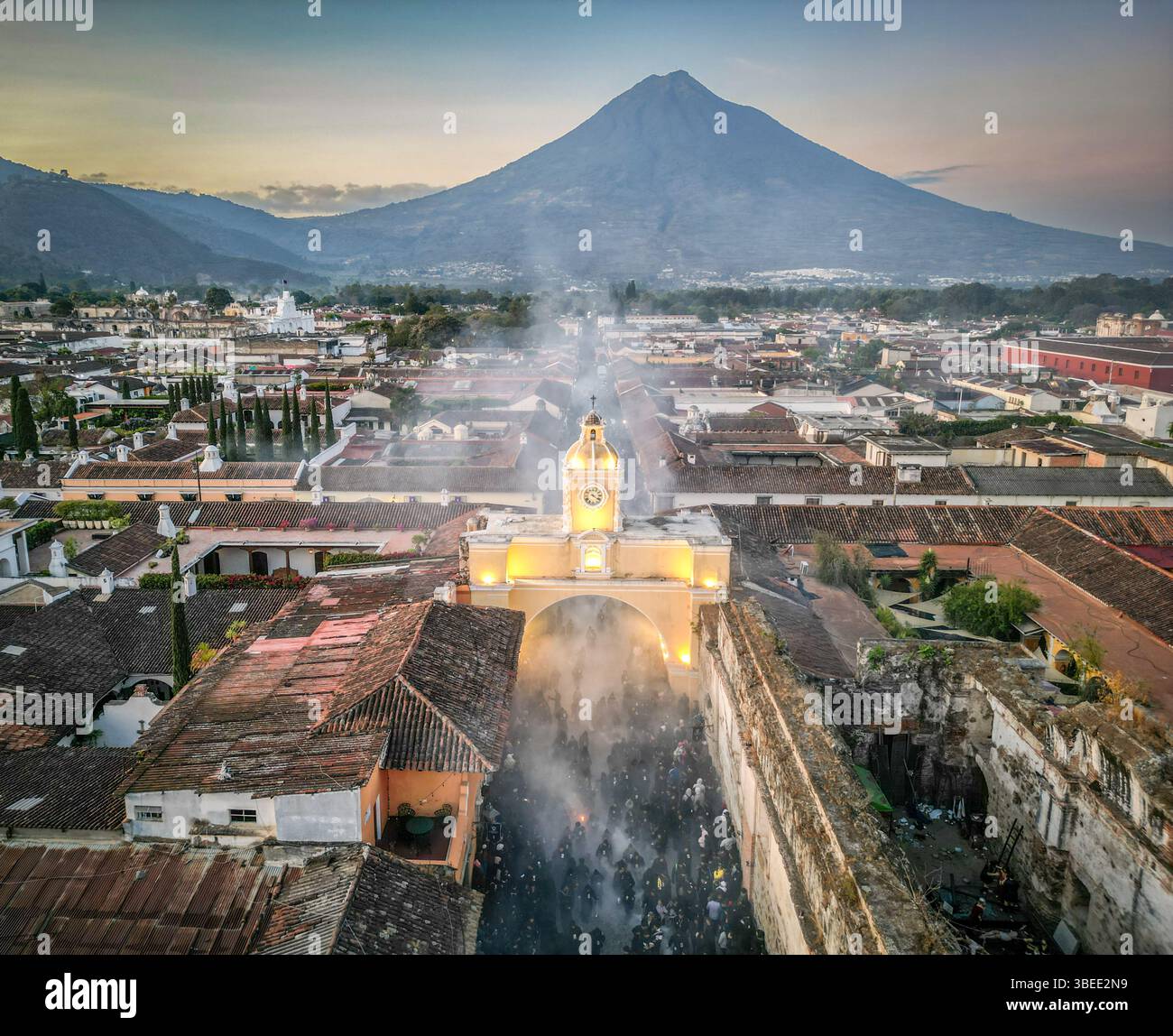 Semana Santa en la Antigua Guatemala Calle del Arco Holy Week ...