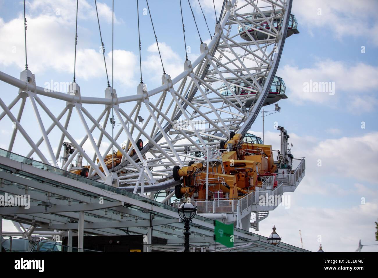 Detailed view of the mechanical structure of the London Eye in London ...