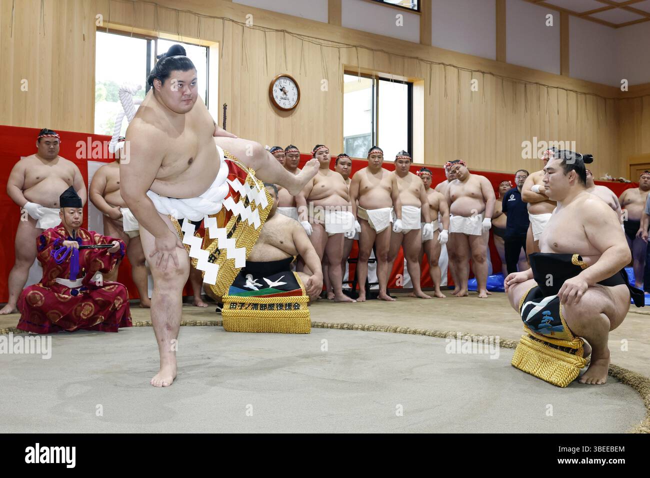 New sumo grand champion Onosato practices a ring-entering ritual at his ...