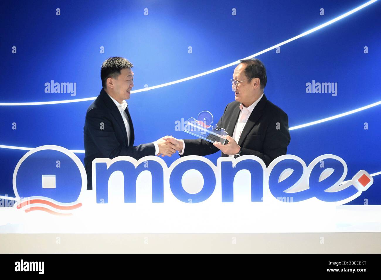 Manpower Minister Tan See Leng (right) receiving a souvenir from Sea ...