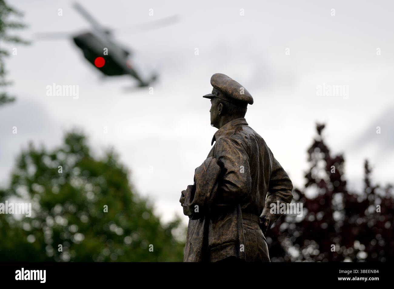 President Donald Trump disembarks Marine One at West Point Military ...