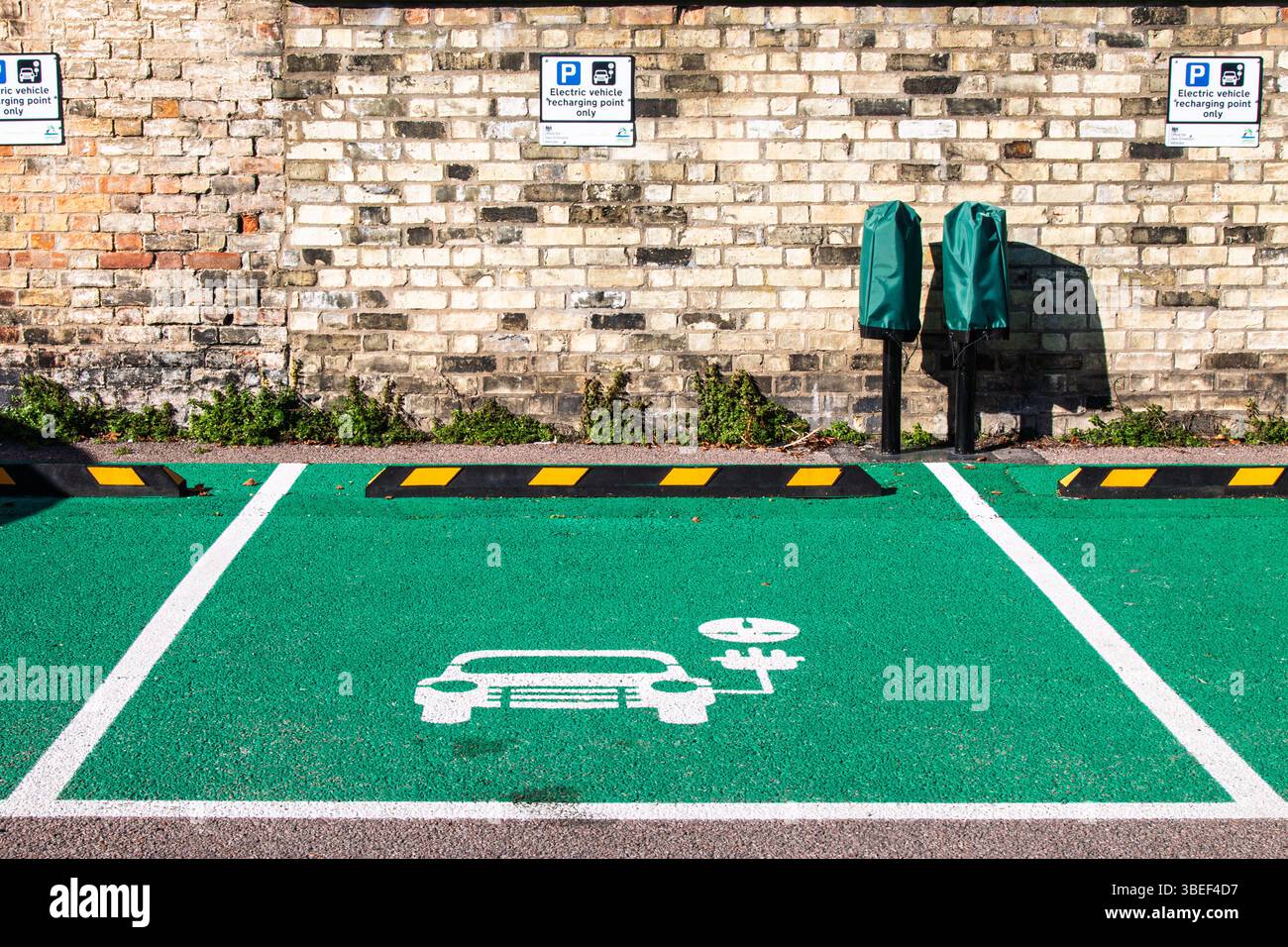 Electric car charging points in Gwydir Street public car park. Cambridge, England, UK Stock ...