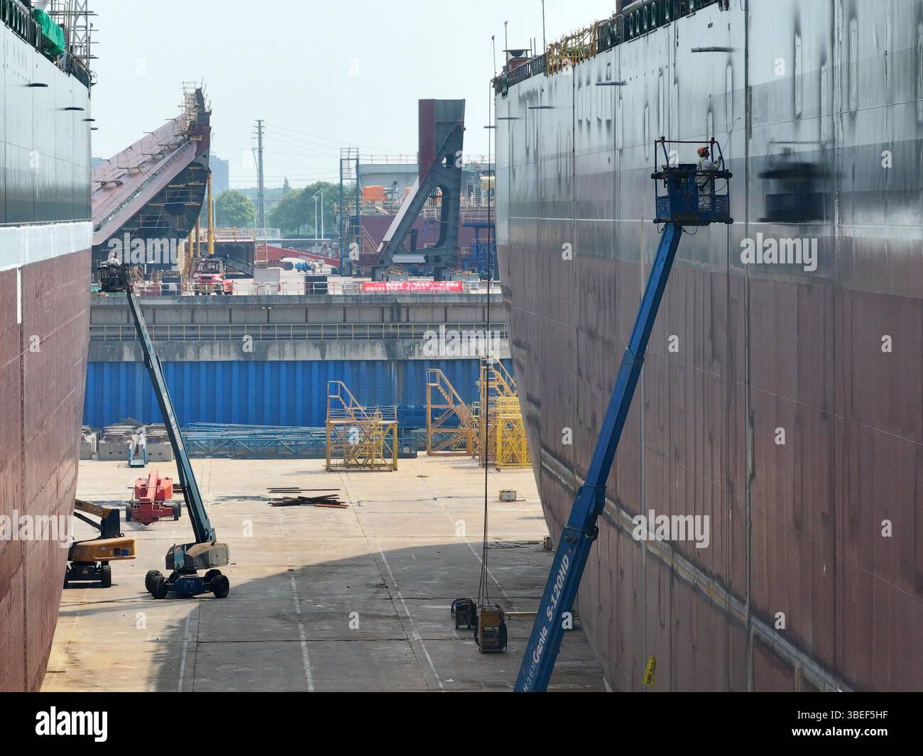 Aerial photo shows busy ship building in Yangzhou City, east China's ...