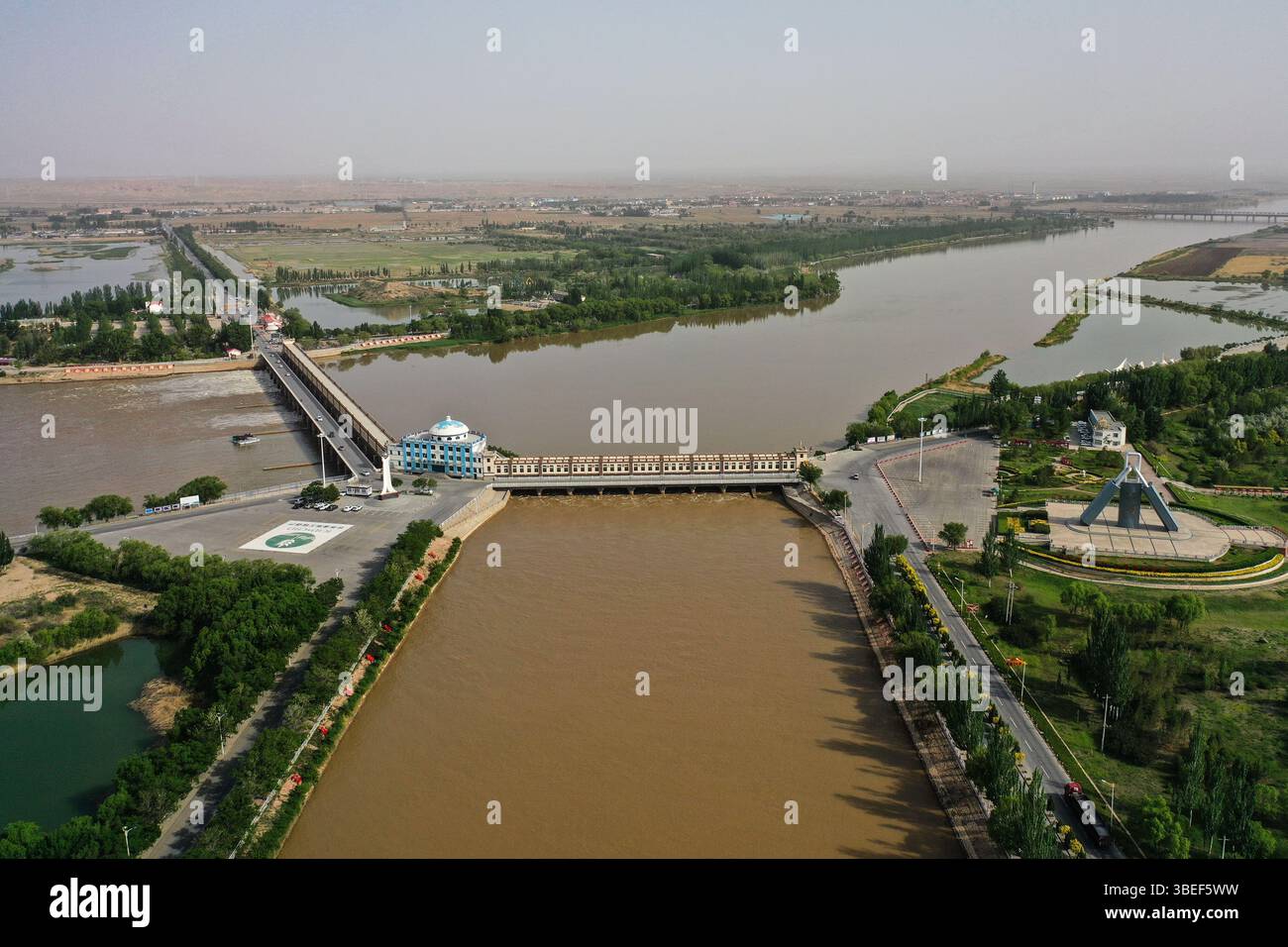 (250529) -- BAYANNUR, May 29, 2025 (Xinhua) -- An aerial drone photo ...