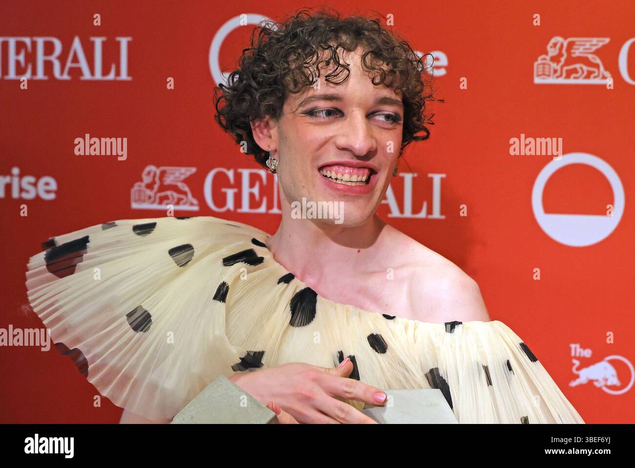 Nemo - 18. Swiss Music Awards 2025 Nemo, Gewinner des Betonklotzes in ...