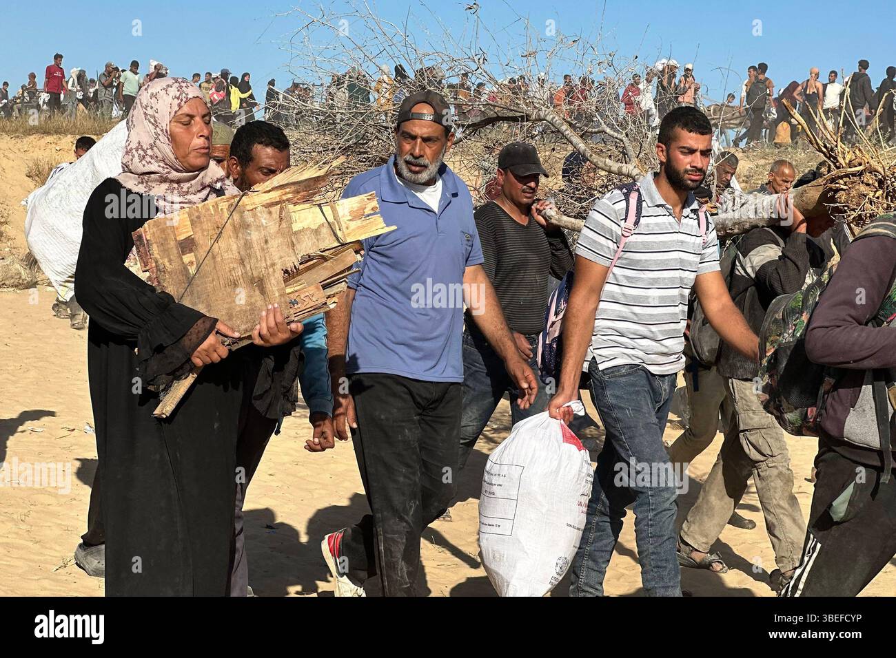 Relatives of Palestinians who lost their lives mourn after the Israeli ...
