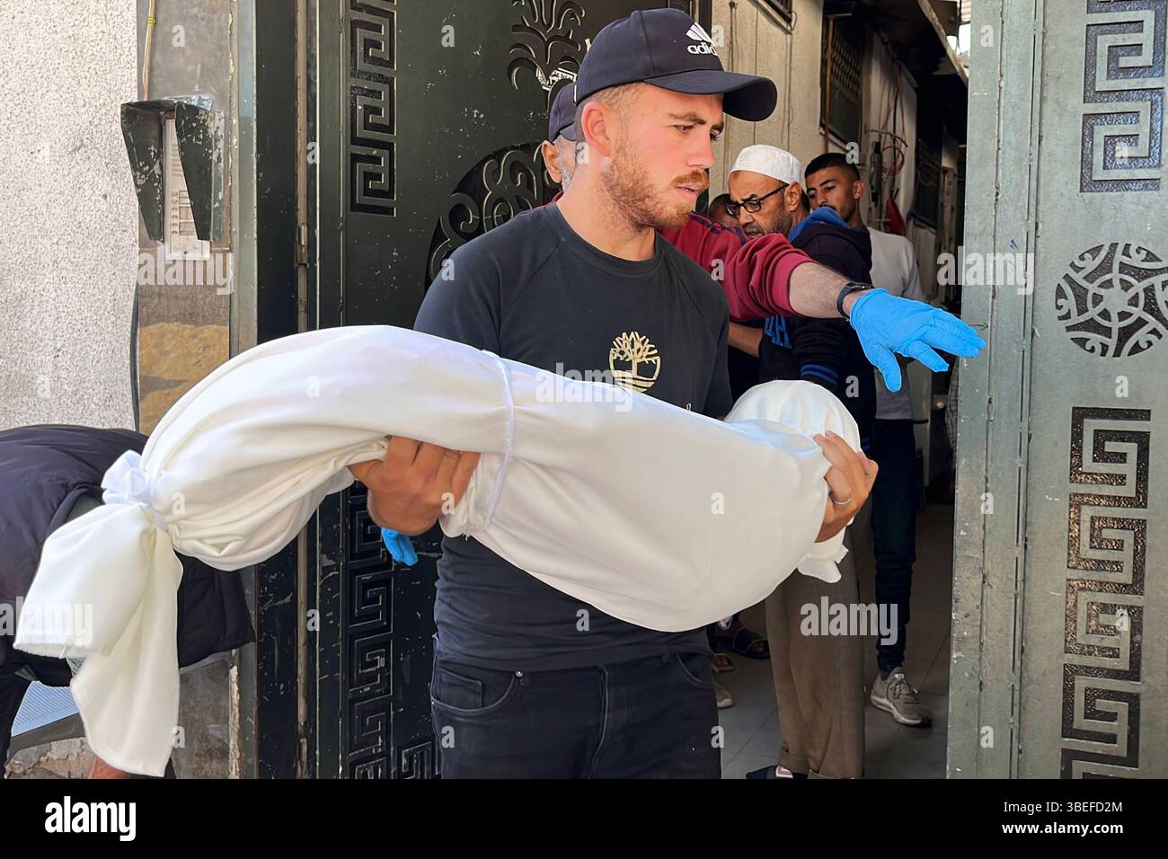 Relatives of Palestinians who lost their lives mourn after the Israeli ...