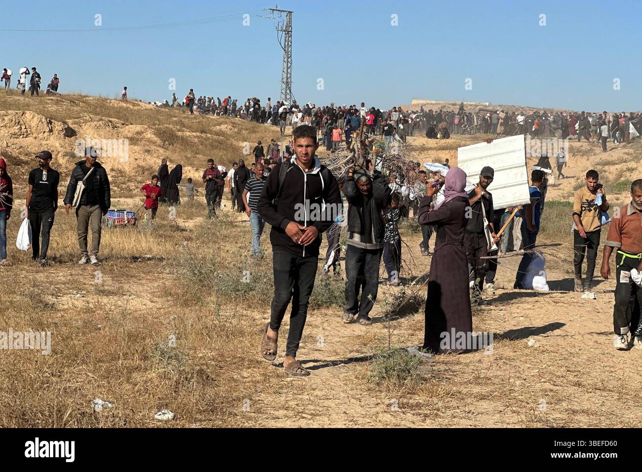 Relatives of Palestinians who lost their lives mourn after the Israeli ...