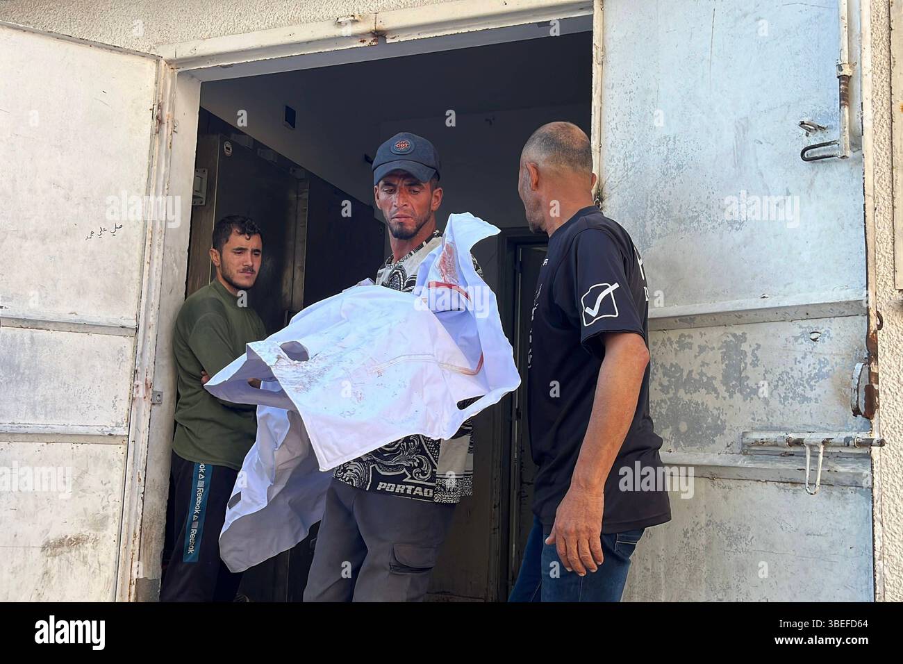 Relatives of Palestinians who lost their lives mourn after the Israeli ...