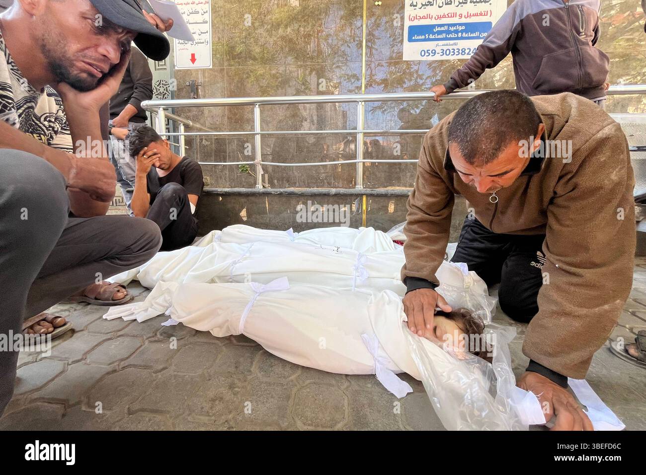 Relatives of Palestinians who lost their lives mourn after the Israeli ...