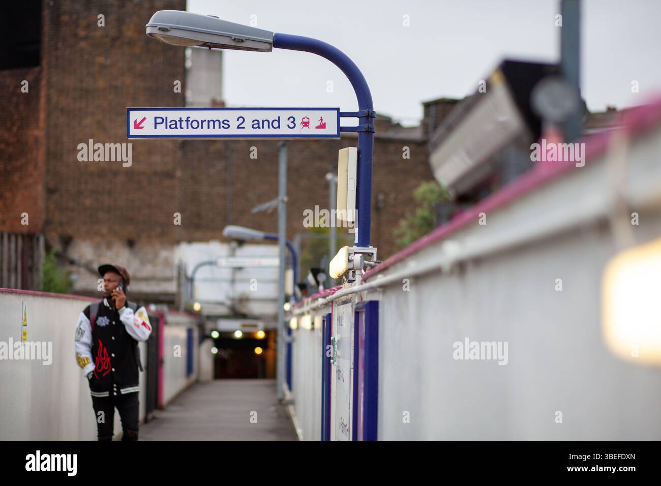 Platforms 2 and 3. railway direction sign, London Stock Photo - Alamy