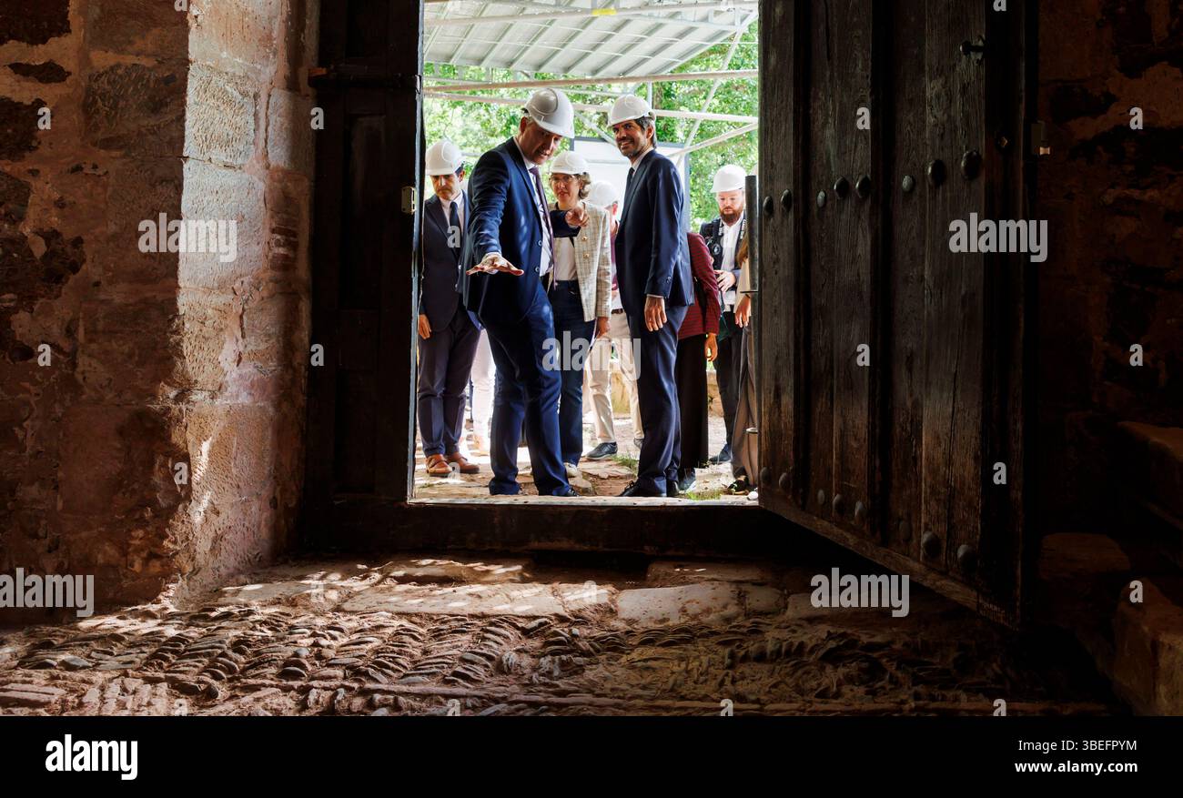 The Minister of Culture, Ernest Urtasun (right), and the Minister of ...