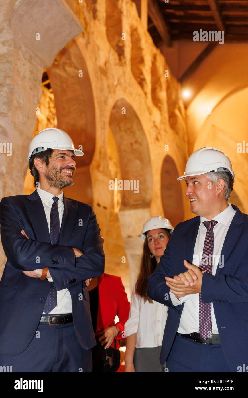 The Minister of Culture, Ernest Urtasun (left), and the Minister of ...