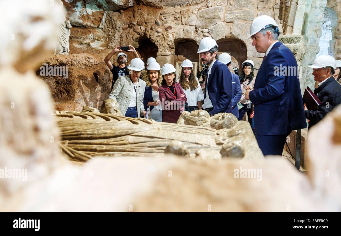 The Minister of Culture, Ernest Urtasun (2r), and the Minister of ...