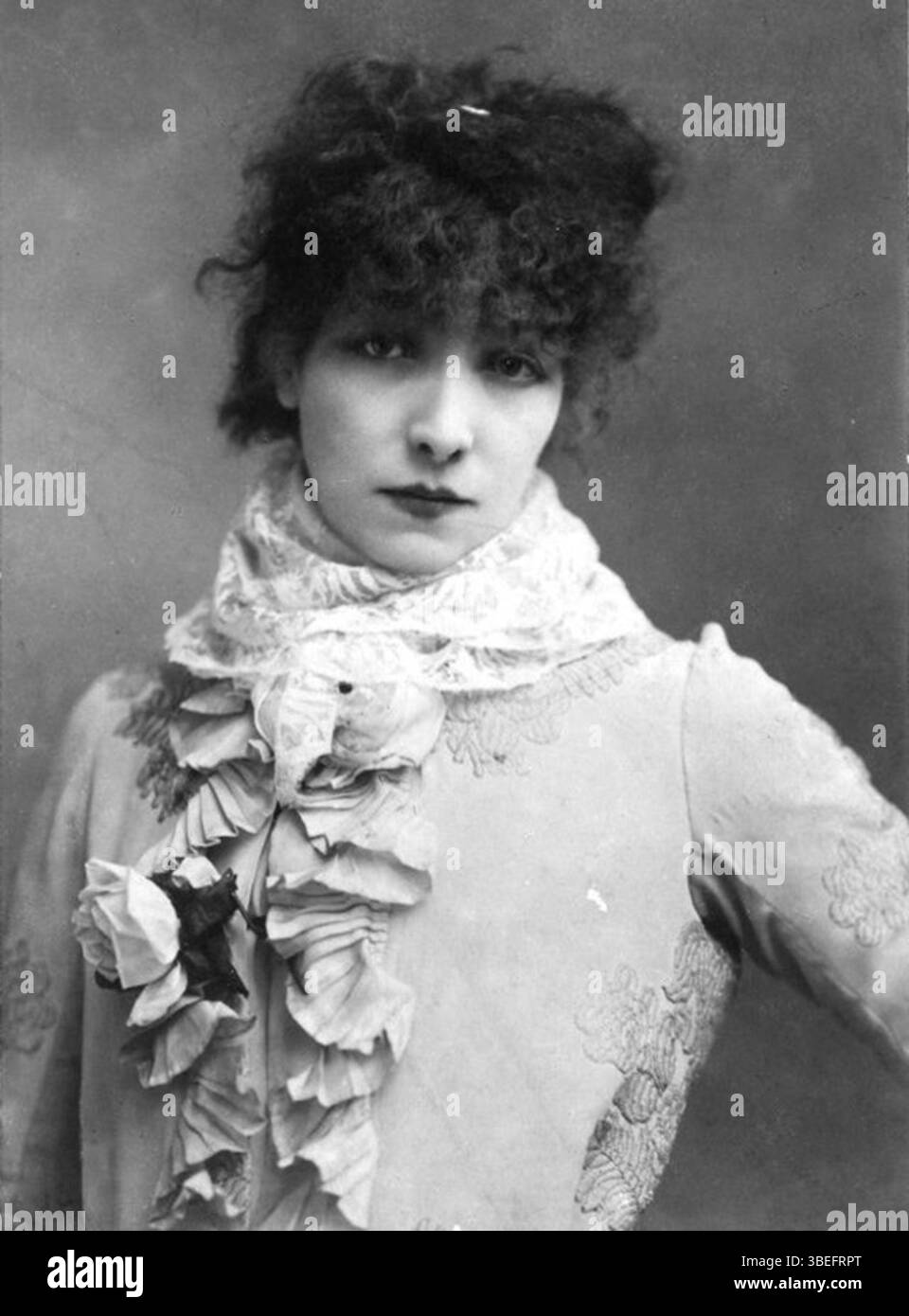 Photograph of French actress Sarah Bernhardt taken in the 1880s by Paul ...