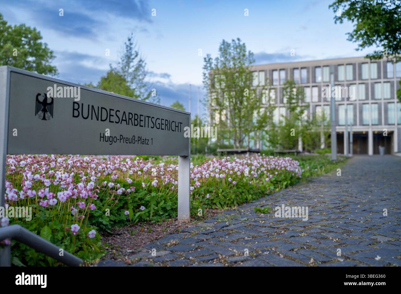 Themenbild - Schild mit Bundesadler am Eingang vom Bundesarbeitsgericht ...