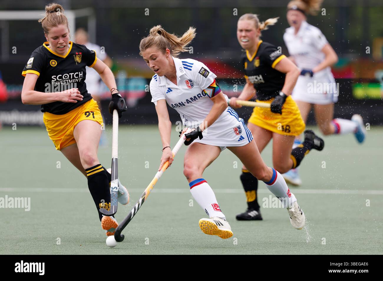 DEN BOSCH - SCHC player Xan de Waard (M) in duel with Imme van der Hoek (L) during the final ...