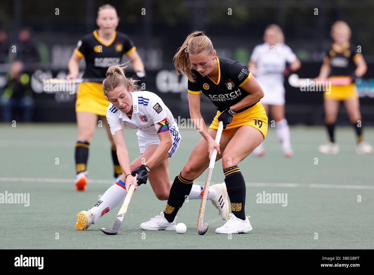 DEN BOSCH - SCHC player Xan de Waard (L) in duel with Emma Reijnen (R ...