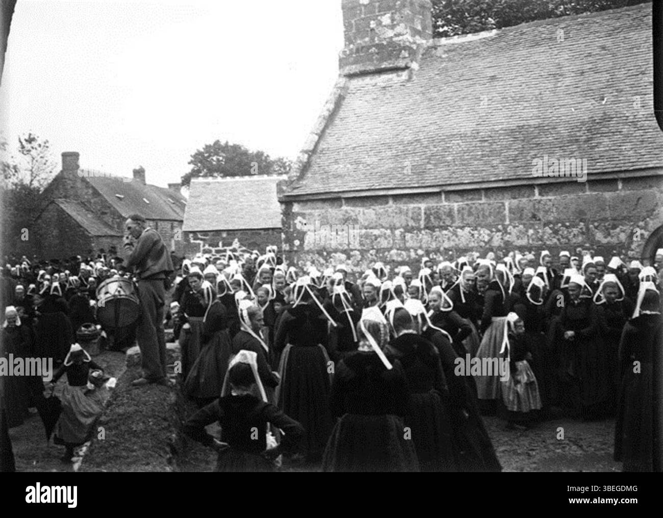 This early 20th-century photograph by Jacques de Thézac captures the ...