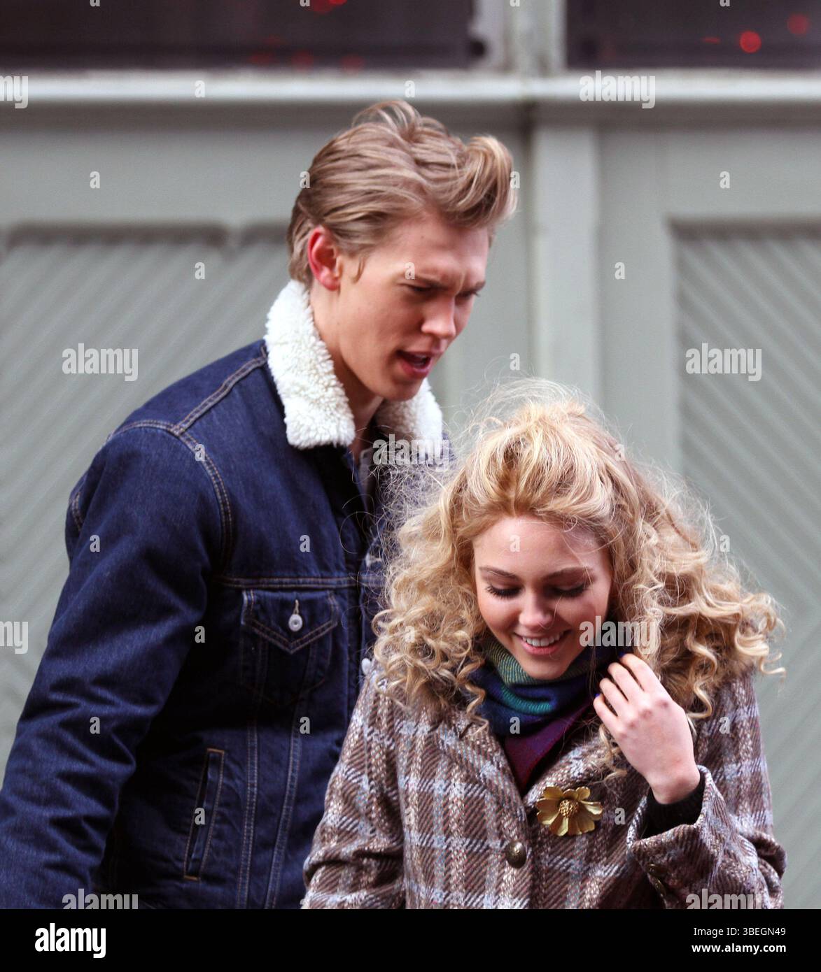 Austin Butler and AnnaSophia Robb on the set of 'The Carrie Diaries' in ...