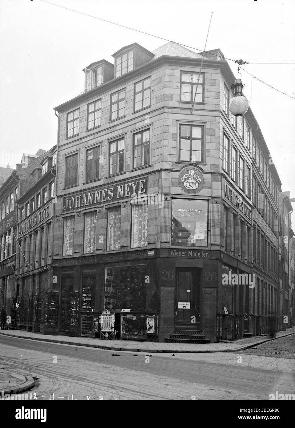 Johannes Neye is depicted at the corner of Vimmelskaftet and ...