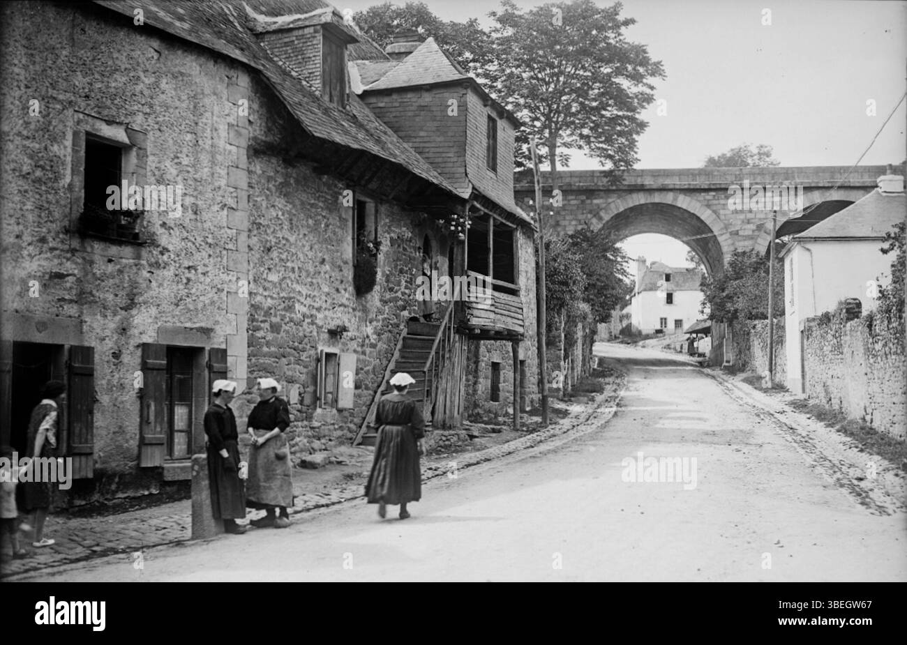 This 1925 photograph by Agence Rol captures a historic street scene in ...