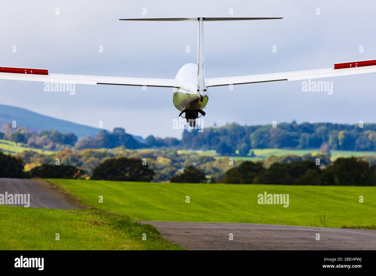 Schempp-Hirth Duo Discus Turbo glider, G-PHNX, sailplane landing at ...