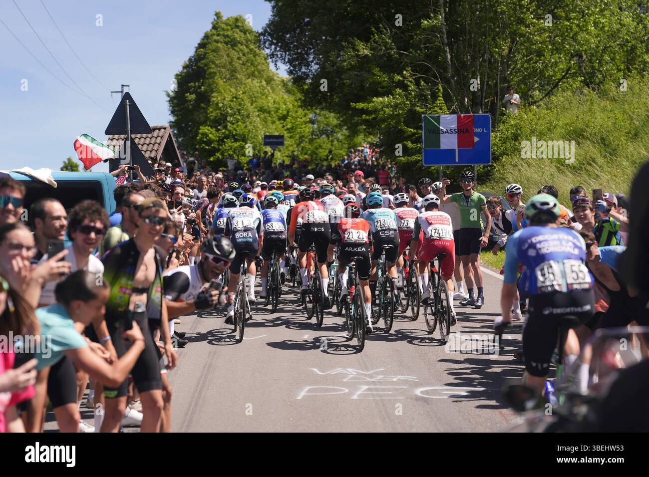 The pack rides during the 18th stage of the Giro d'Italia from Morbegno ...