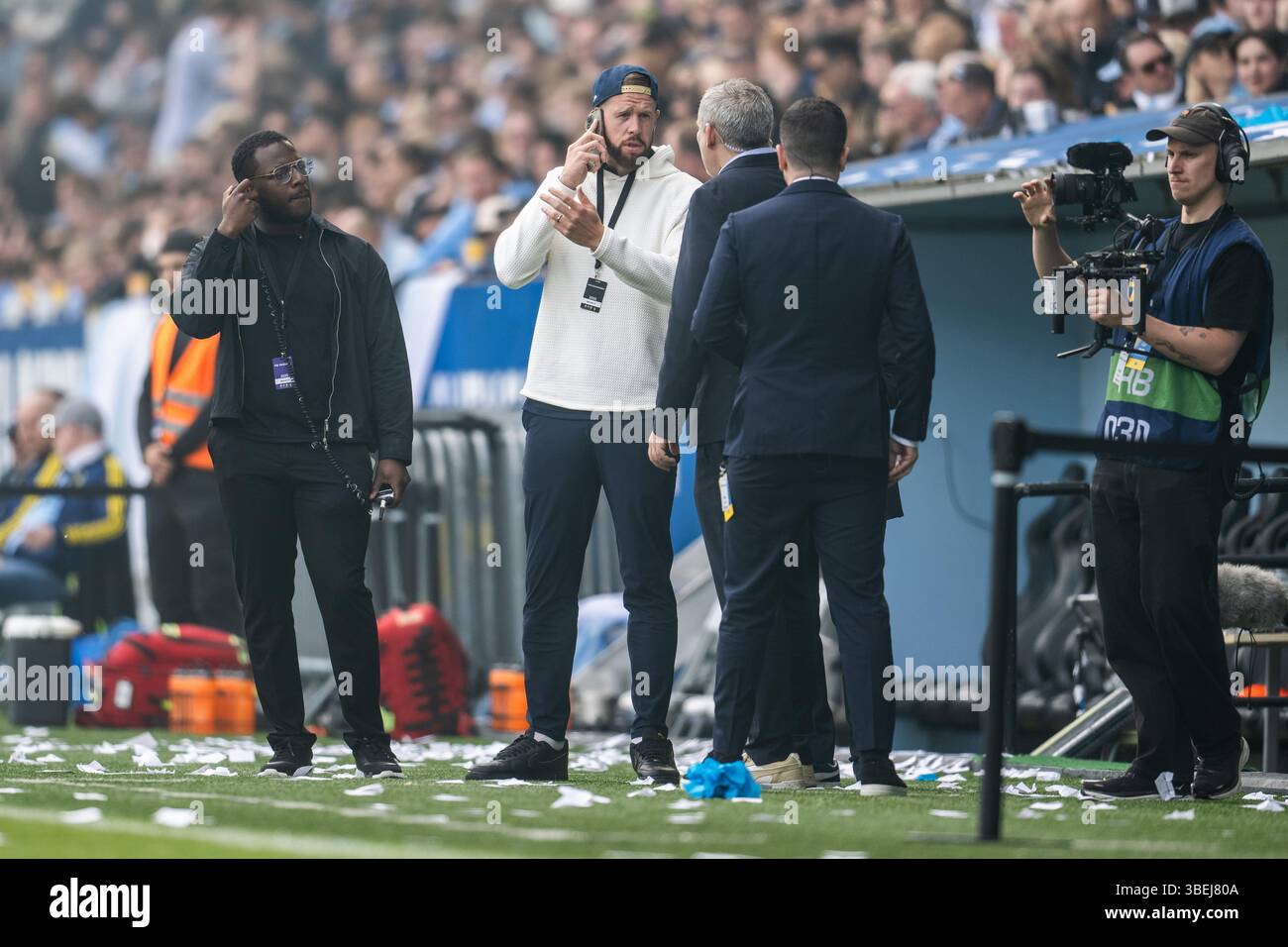 250529 Malmö FFs Pontus Jansson och Pierre Nordberg då matchen pausats ...