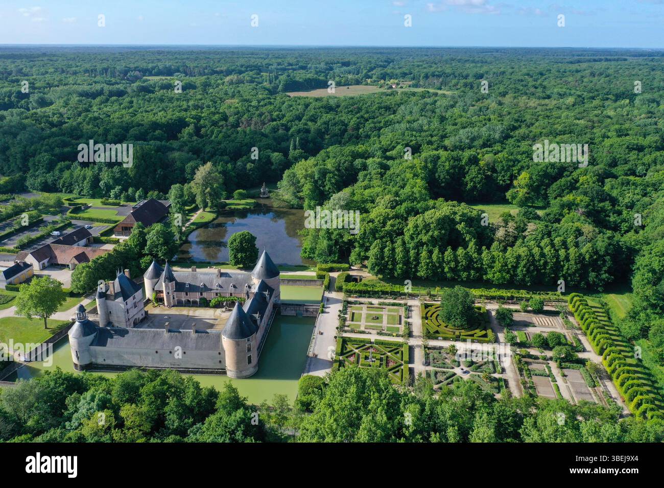 Luftaufnahme Schloss Chateau de Chamerolles im Stil der Renaissance ...