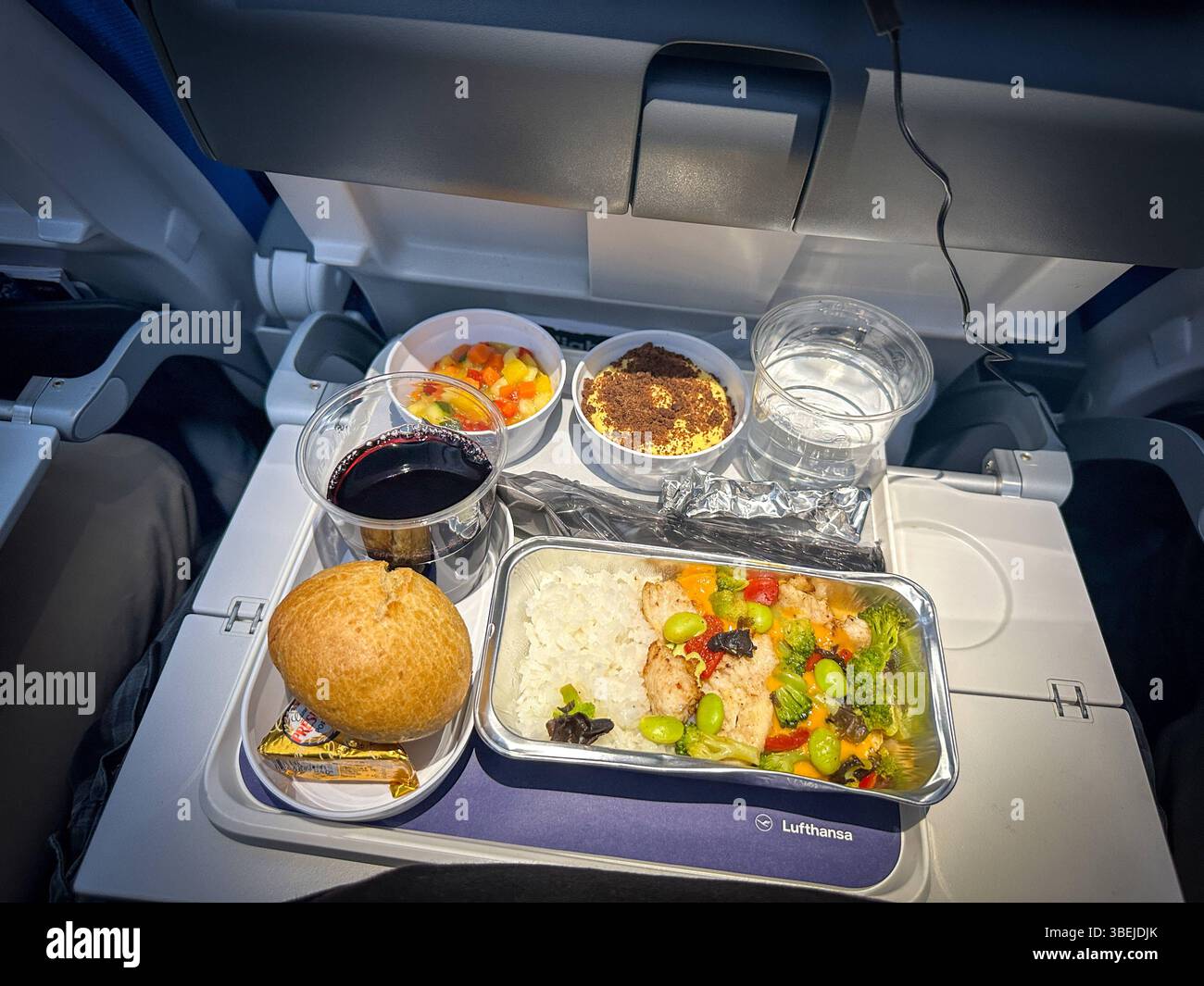 Flugzeugessen. Bordverpflegung Economy in einem Airbus A350 der ...